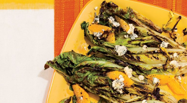 Lechuga romana asada con naranjas, queso roquefort y vinagreta de ...
