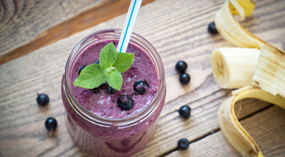Smoothie de mora azul, té verde y plátano - Revista Cosmopolitan