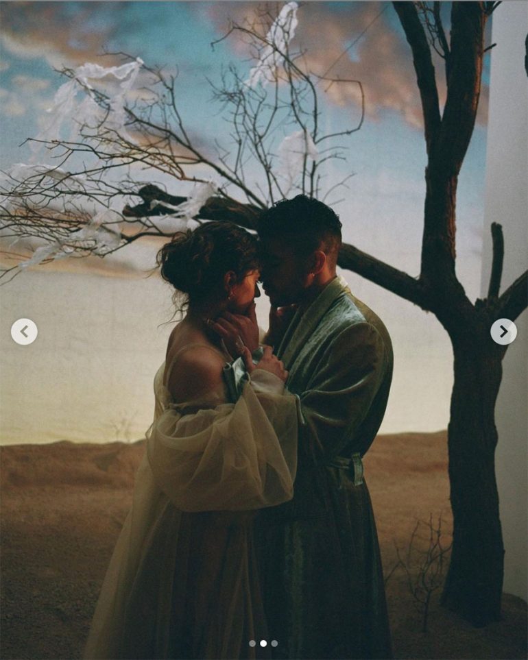 Rosalía nos recuerda a "Bridgerton" en el video con Bad Bunny "La noche ...