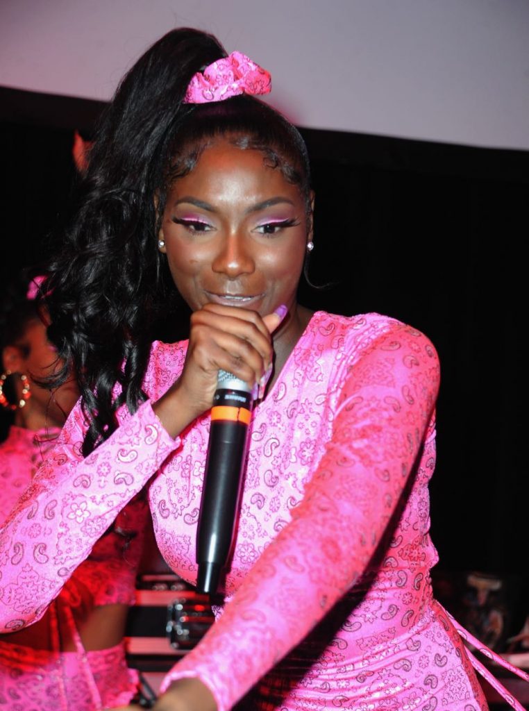 Mechones de colores y otras cosas de la moda noventera que puedes usar