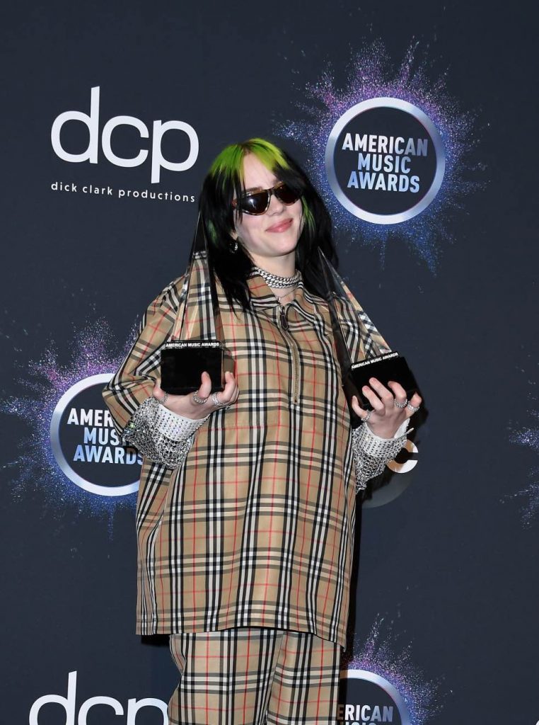 Mechones de colores y otras cosas de la moda noventera que puedes usar