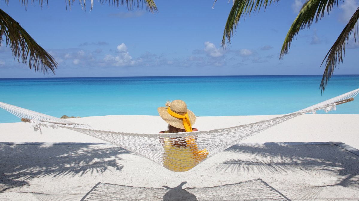 Te decimos cómo usar perfume en la playa sin arruinar tu piel