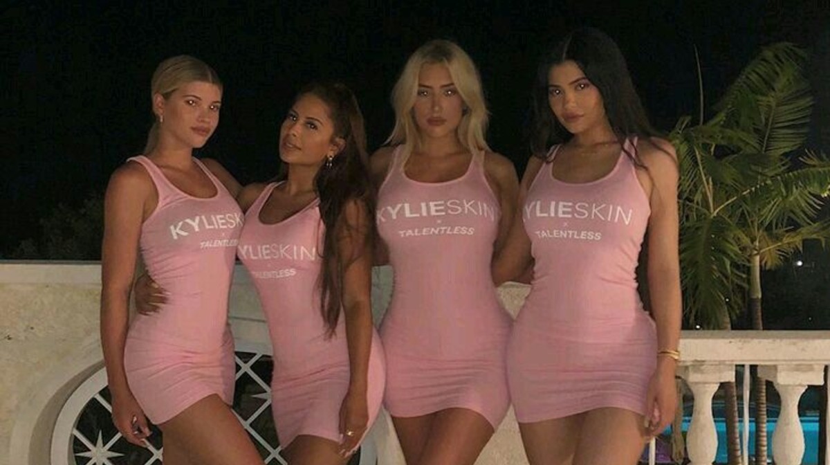 Los requisitos que debes cumplir para entrar al selecto grupo de amigas ... Los requisitos que debes cumplir para entrar al selecto grupo de amigas ...