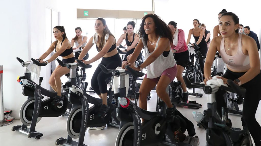 El Indoor Cycling no solo es genial para tus piernas y tu piso pélvico, también para tu cara ...