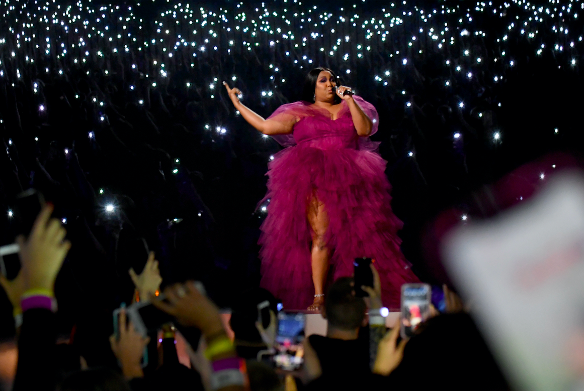 Lizzo le regaló uno de sus vestidos más icónicos a una fan; ¡así de ...
