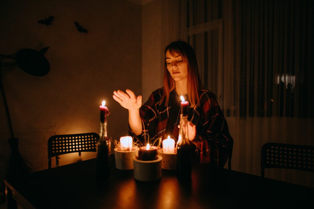 Beso de bruja: el hechizo de amor para enamorar a la persona que te ...