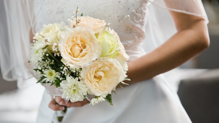 El vestido blanco, el ramo y más: el origen de los rituales de boda ...