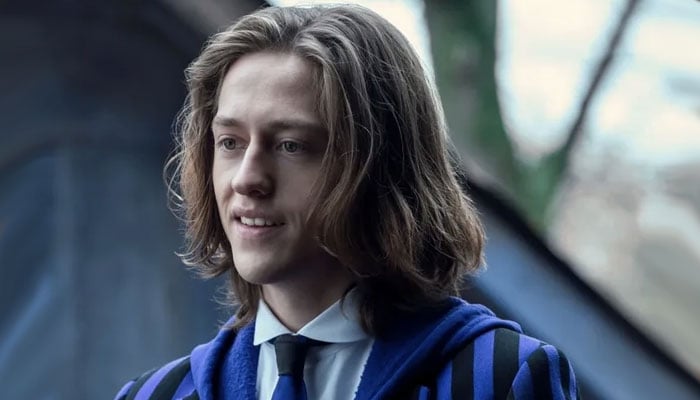 Esta es la edad real de los alumnos de 'Merlina'; uno de ellos está ...